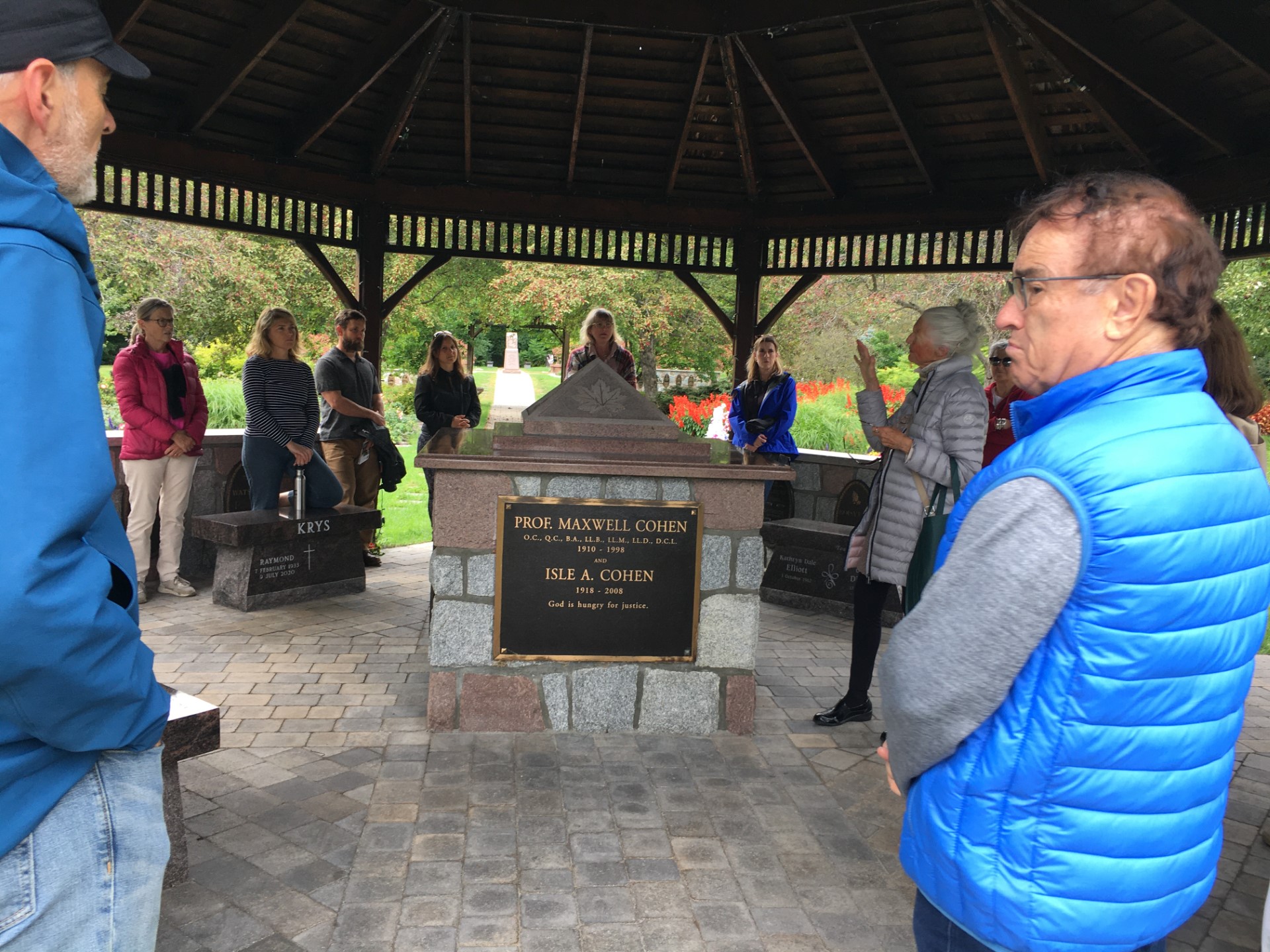 Unique FM | Actualités | Visite historique du cimetière Beechwood avec ...